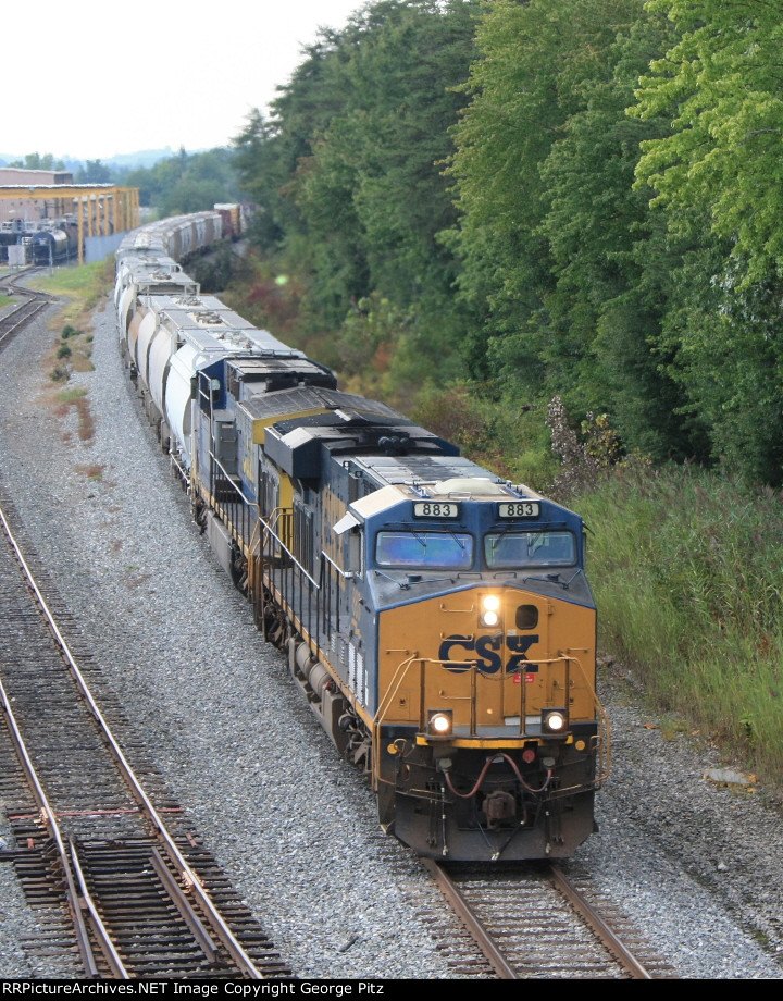 CSX 883 and train Q438